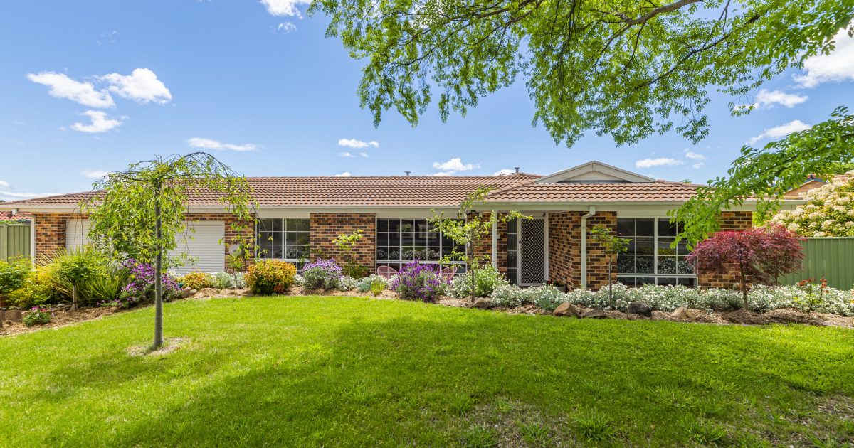 Bright space and beautiful gardens in Gordon | Region Canberra