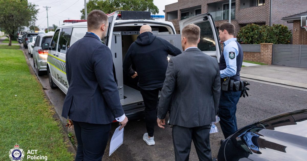 Standover man allegedly paid to retrieve stolen safe worth nearly $1 ...